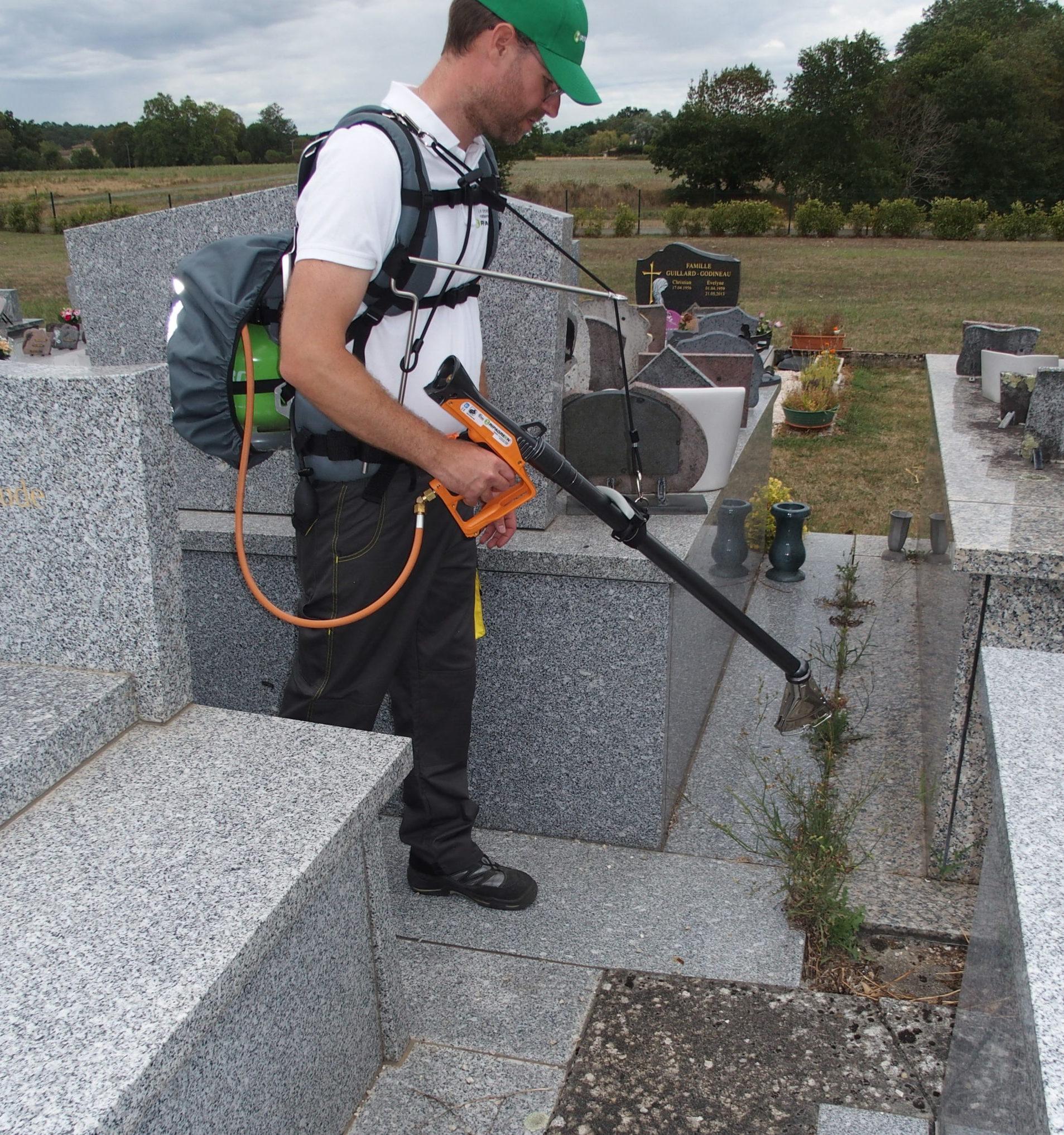 Weeding in cemeteries | Ripagreen